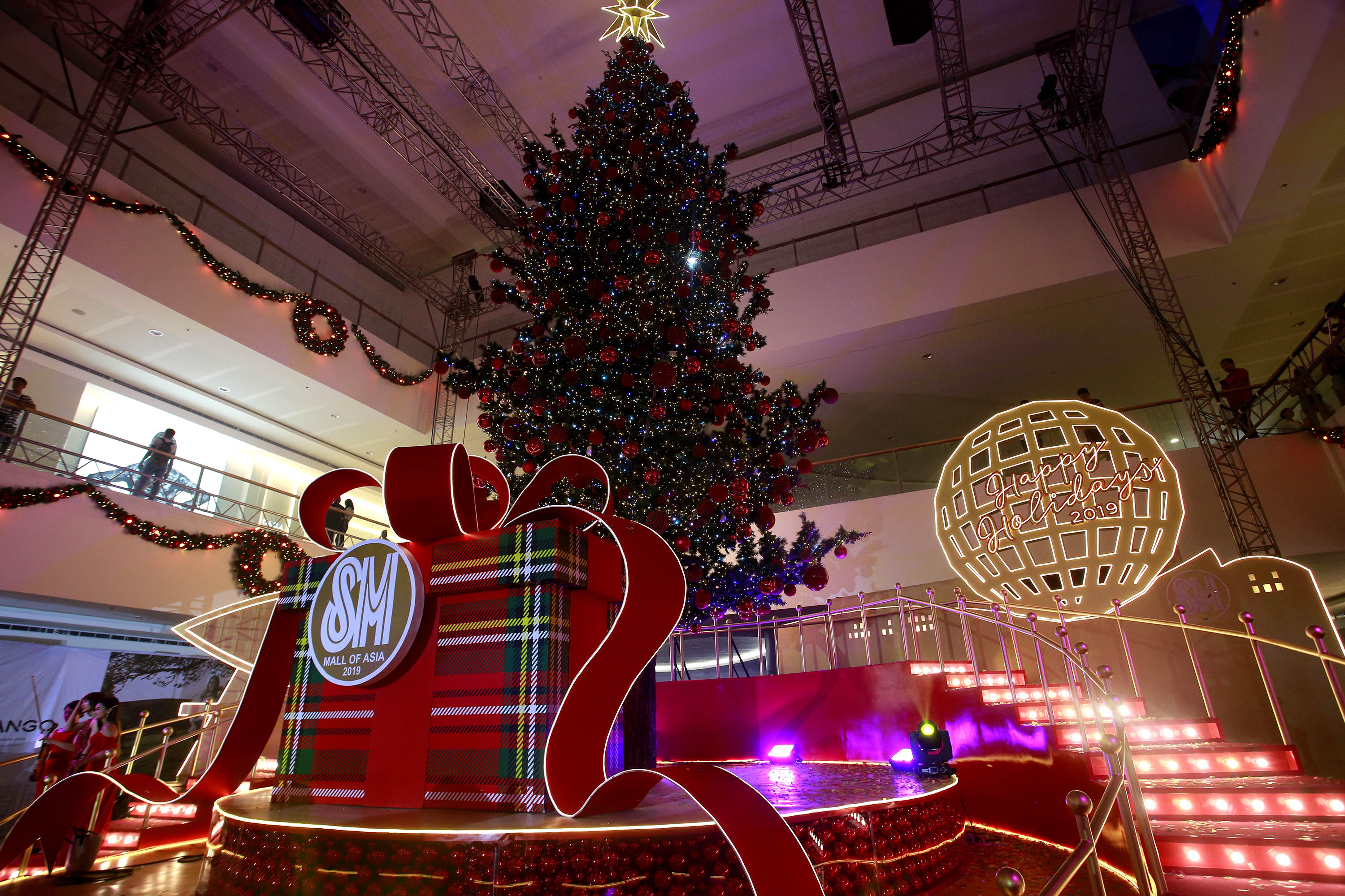 Biggest and brightest Christmas spectacle celebrated at SM Mall of Asia ...